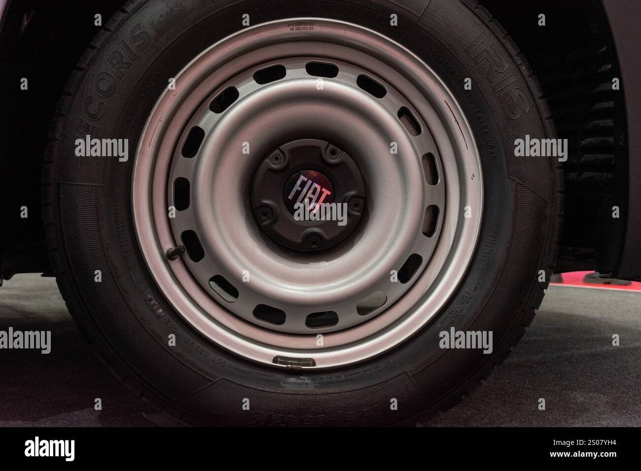 Fiat sign logo car hi-res stock photography and images - Alamy