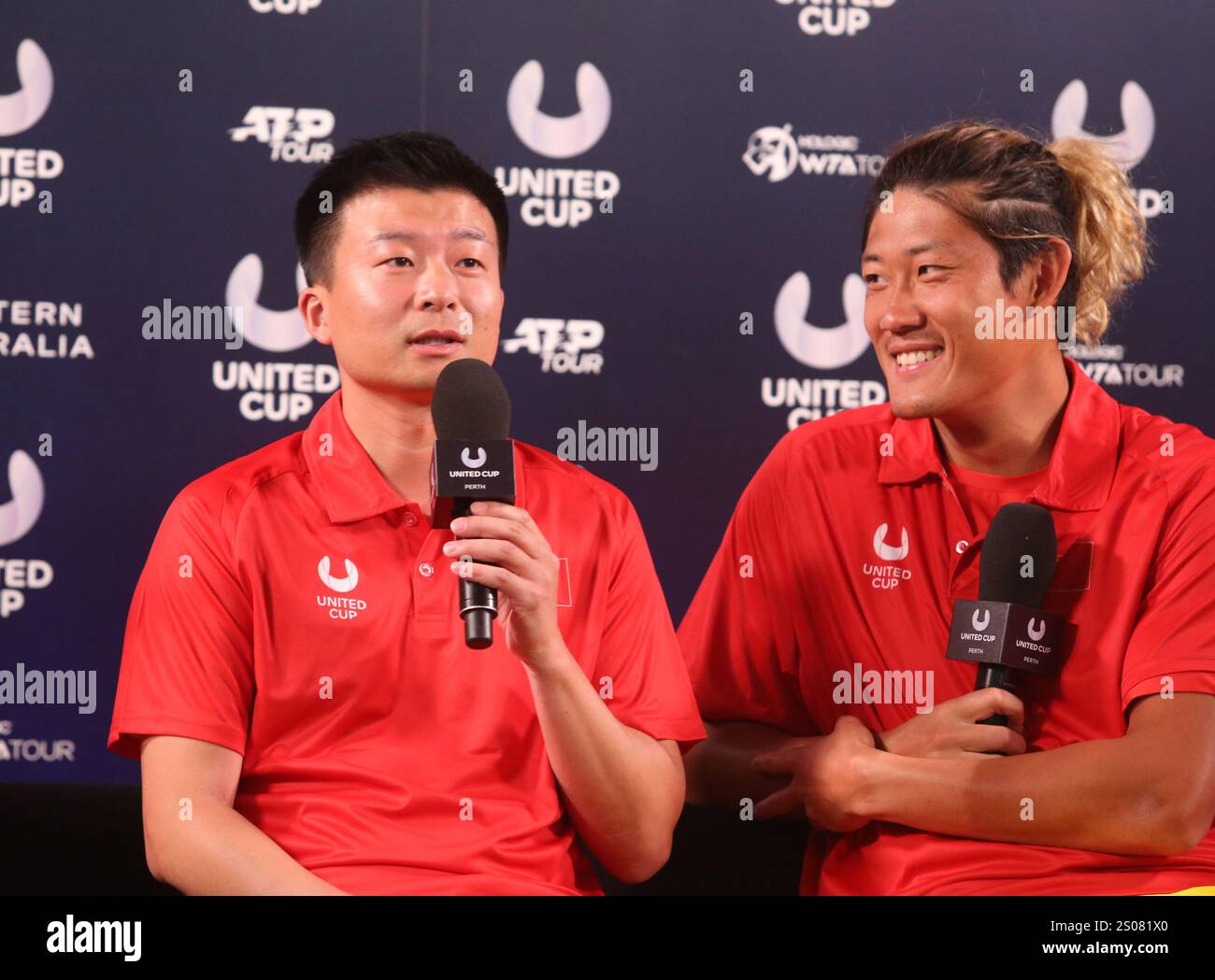 (241226) -- PERTH, Dec. 26, 2024 (Xinhua) -- Wu Di (L) of China speaks ...