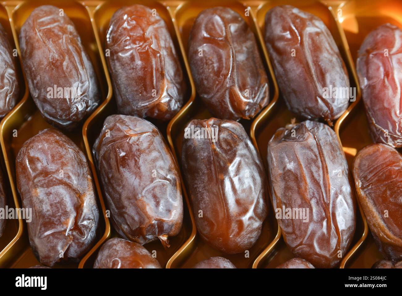 Row of a brown date palm on a market Stock Photo - Alamy