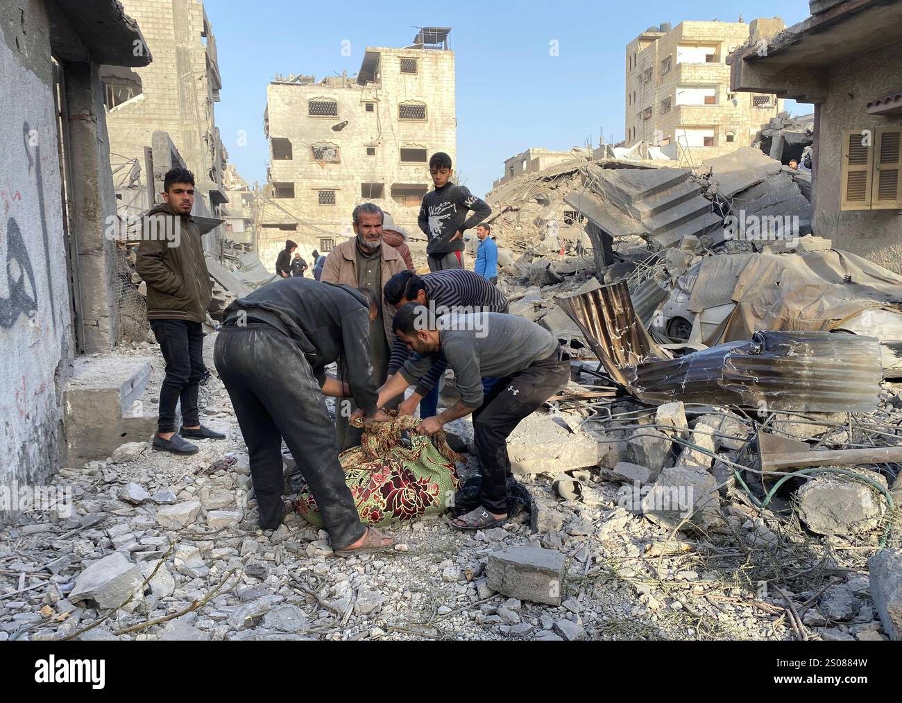 Palestinians inspect the damage in Gaza City s al-Zaitoun neighbourhood ...