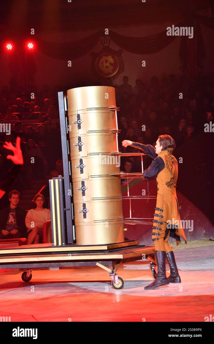 Show / Circus Krone / 1. Winterprogramm / Freestyle / Manege / KroneBau / München / 25. Dezember ...