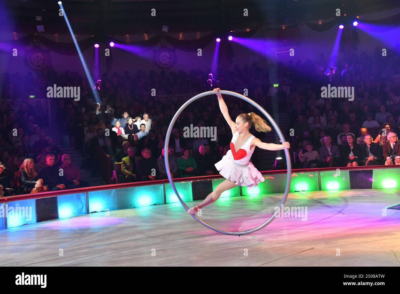 Show / Circus Krone / 1. Winterprogramm / Freestyle / Manege / KroneBau / München / 25. Dezember ...