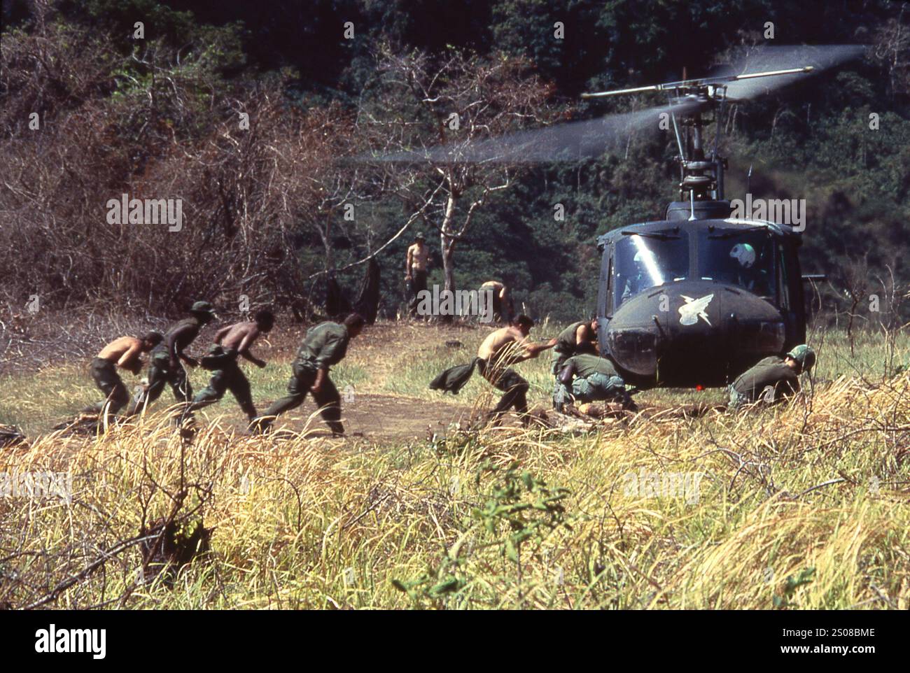 Helicopter and US Soldiers in PLATOON 1996 director / writer OLIVER ...