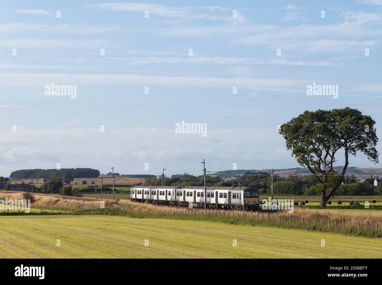 Varamis Rail express parcels train 321429 on the west coast mainline in ...