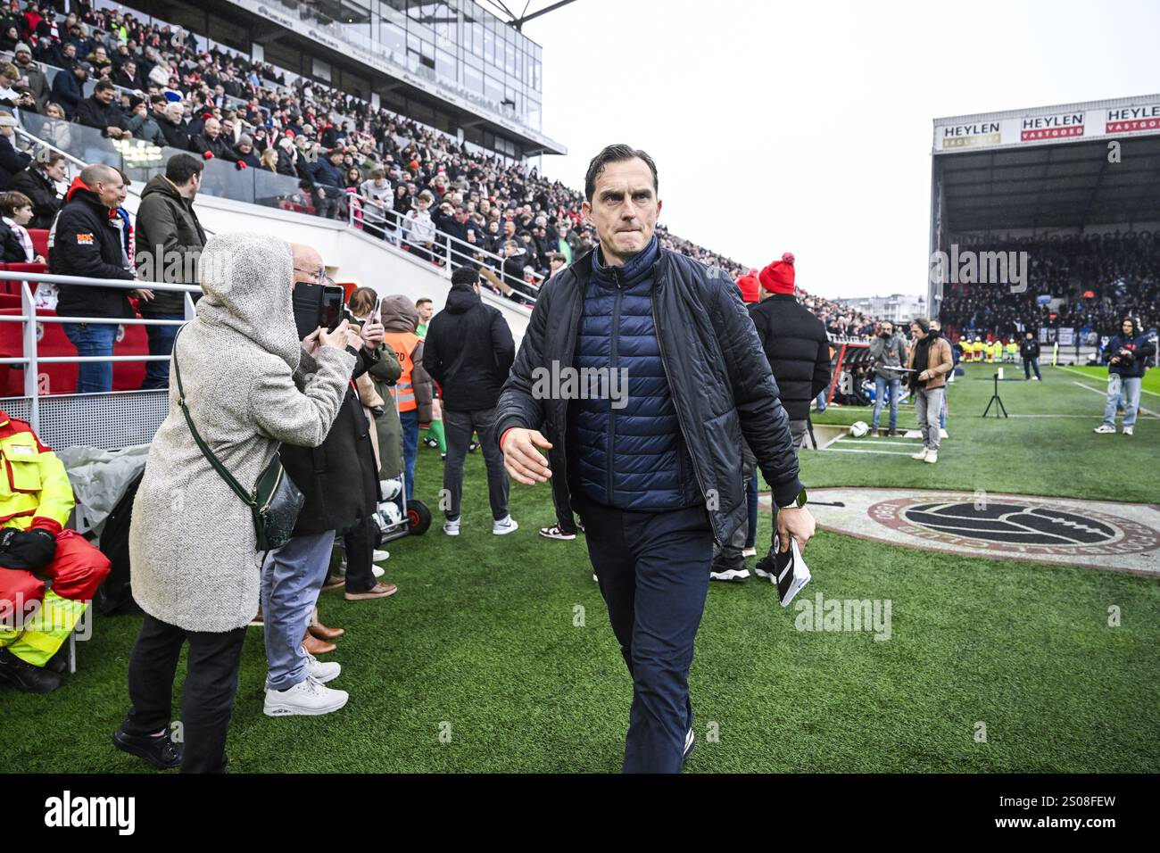 Antwerpen, Belgium. 26th Dec, 2024. Antwerp's head coach Jonas De Roeck pictured at the start of ...