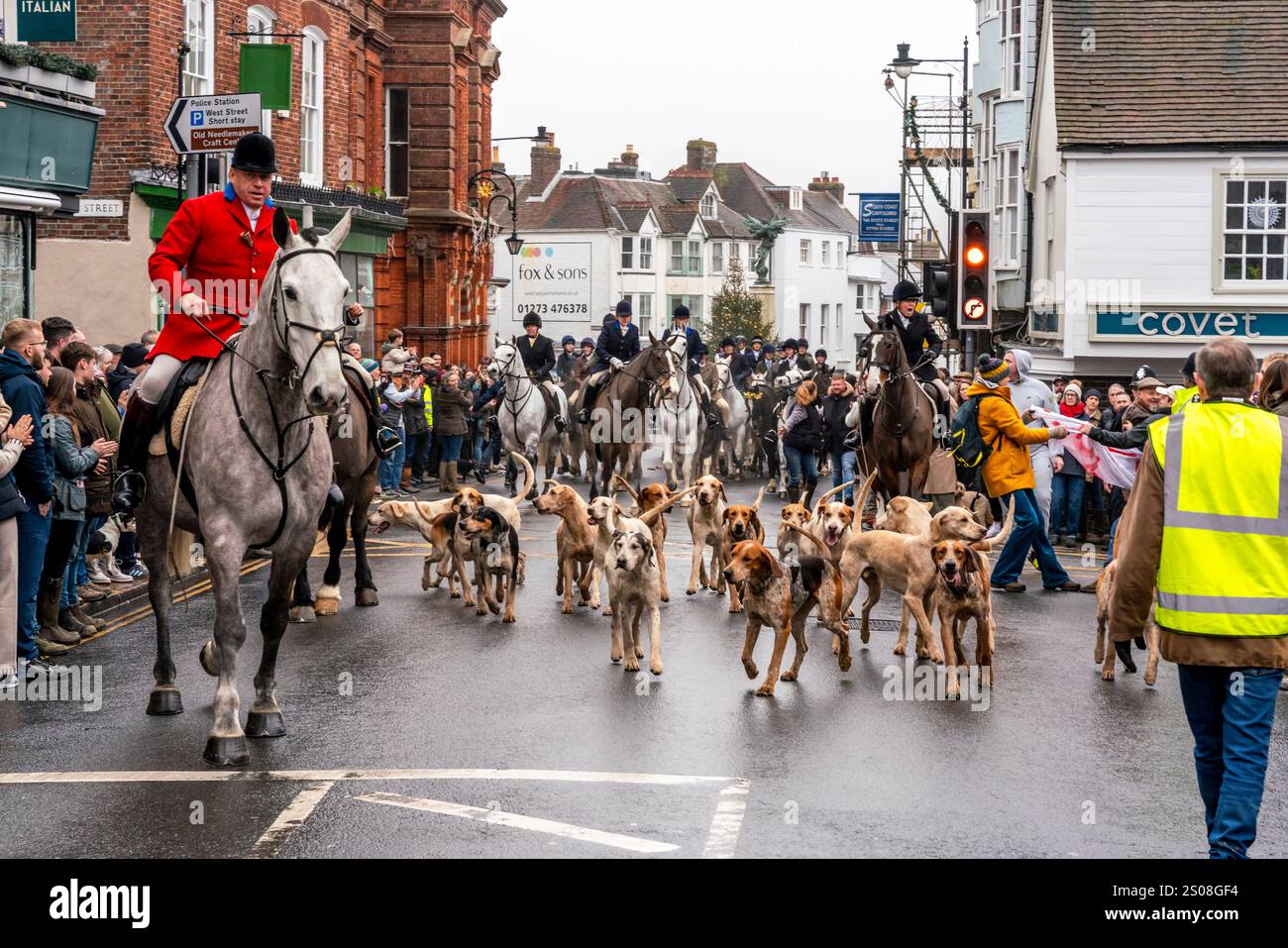Lewes, UK. 26th Dec, 2024. Members of The Southdown and Eridge Hunt ...