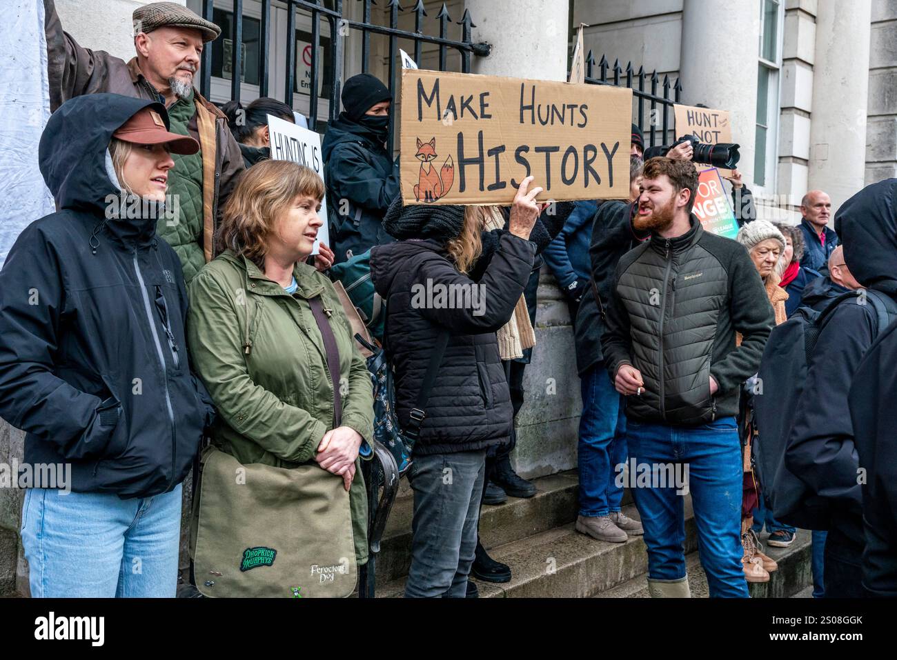 Lewes, UK. 26th Dec, 2024. Pro and Anti hunt supporters argue at annual ...