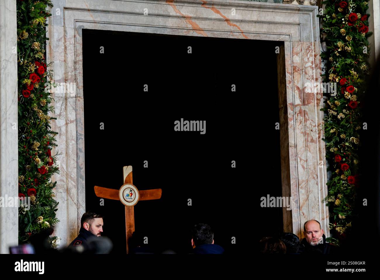Rome, Italy. 25th Dec, 2024. Pilgrims from all over the world perform ...