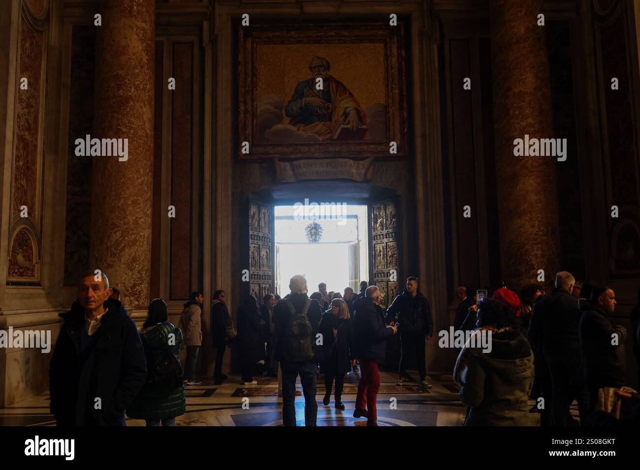 Rome, Italy. 25th Dec, 2024. Pilgrims from all over the world perform ...