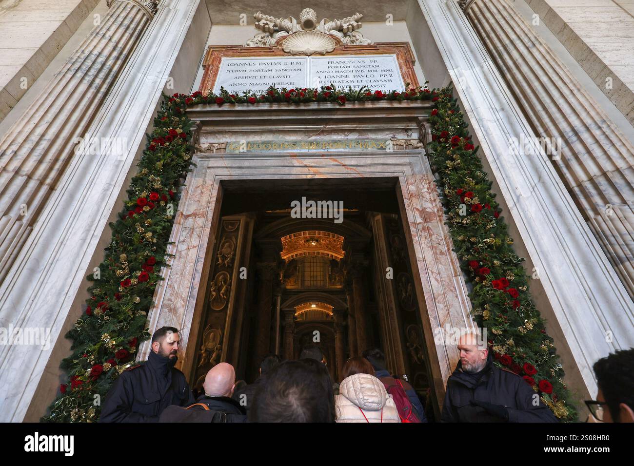 Rome, Italy. 25th Dec, 2024. Pilgrims from all over the world perform ...