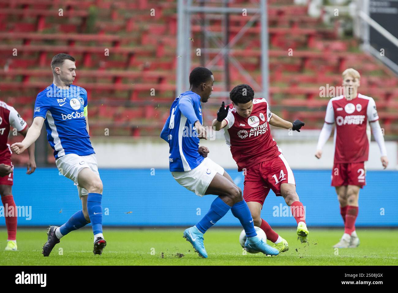 Antwerp's Anthony Valencia (R) pictured in action during a soccer match ...