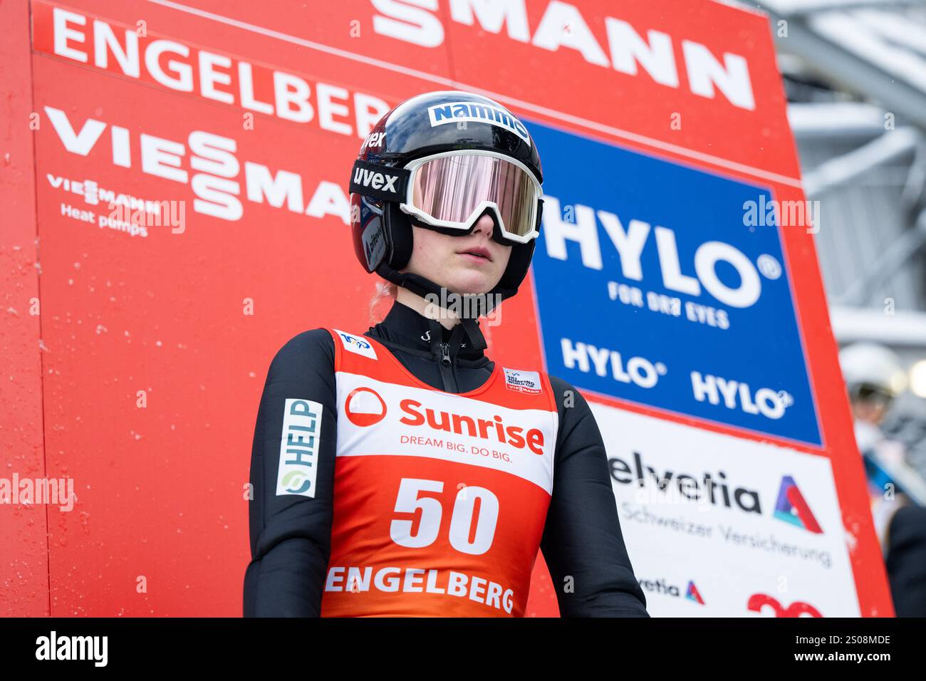 Ingvild Synnoeve Midtskogen (Norwegen) vor dem Sprung auf der Schanze ...
