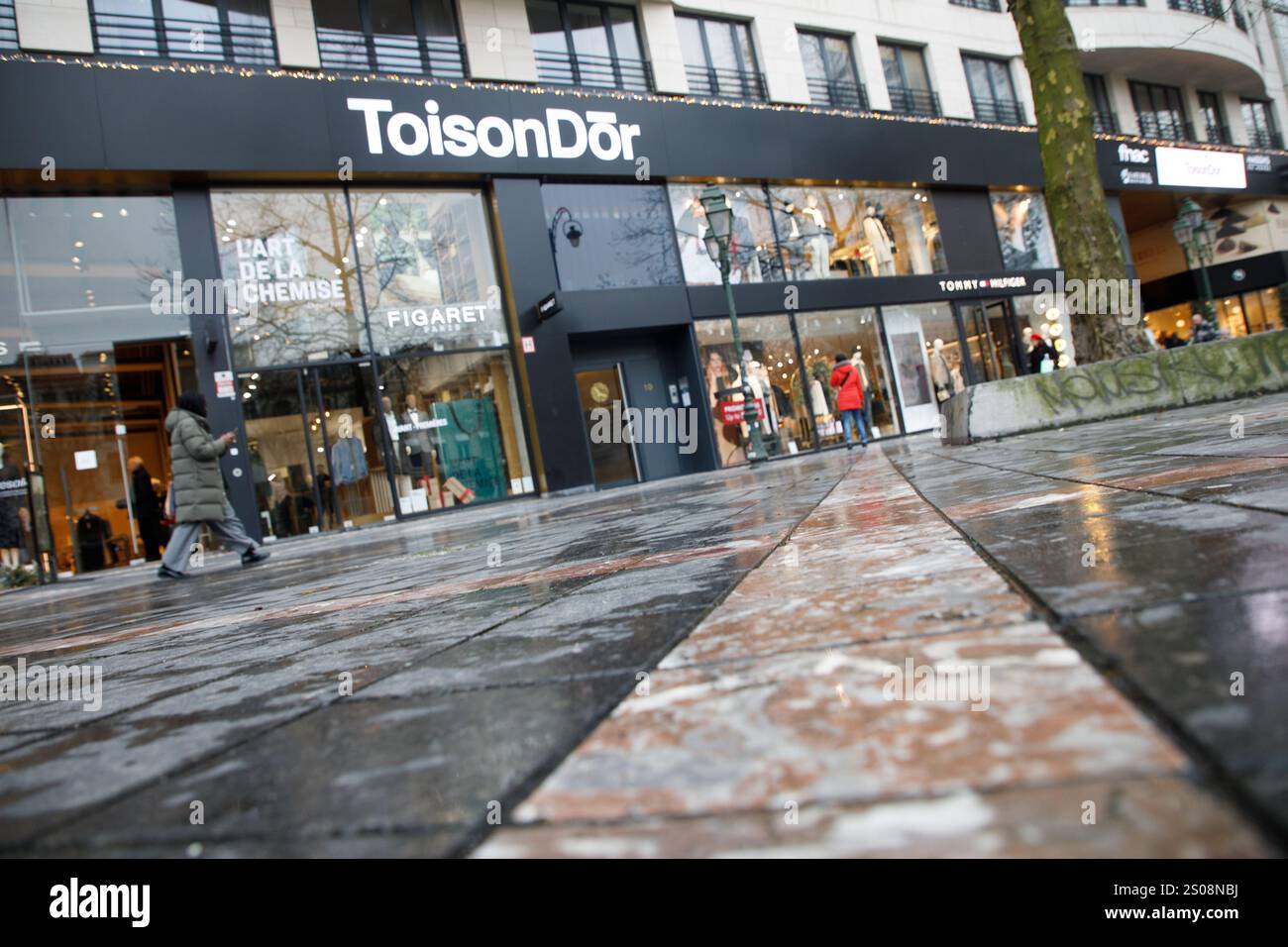 Brussels, Belgium. 26th Dec, 2024. City life pictured on the Avenue de ...