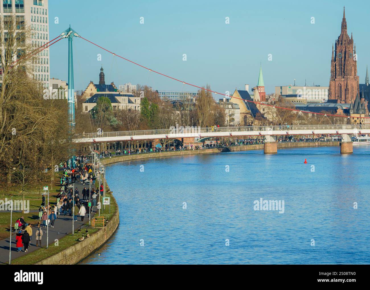 26 December 2024, Hesse, Frankfurt/Main: People stroll along the banks ...