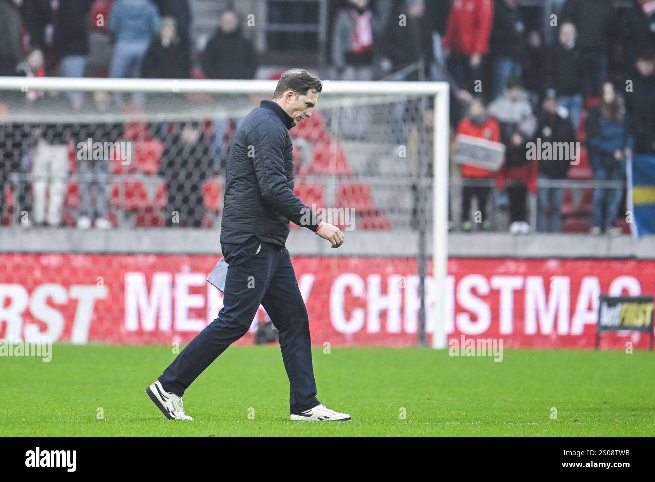 Antwerpen, Belgium. 26th Dec, 2024. Antwerp's head coach Jonas De Roeck pictured after a soccer ...
