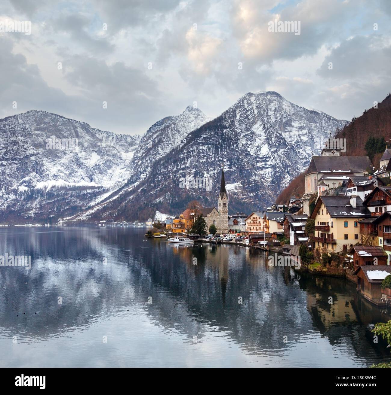 Winter Alpine Hallstatt Town and lake Hallstatter See view (Austria ...