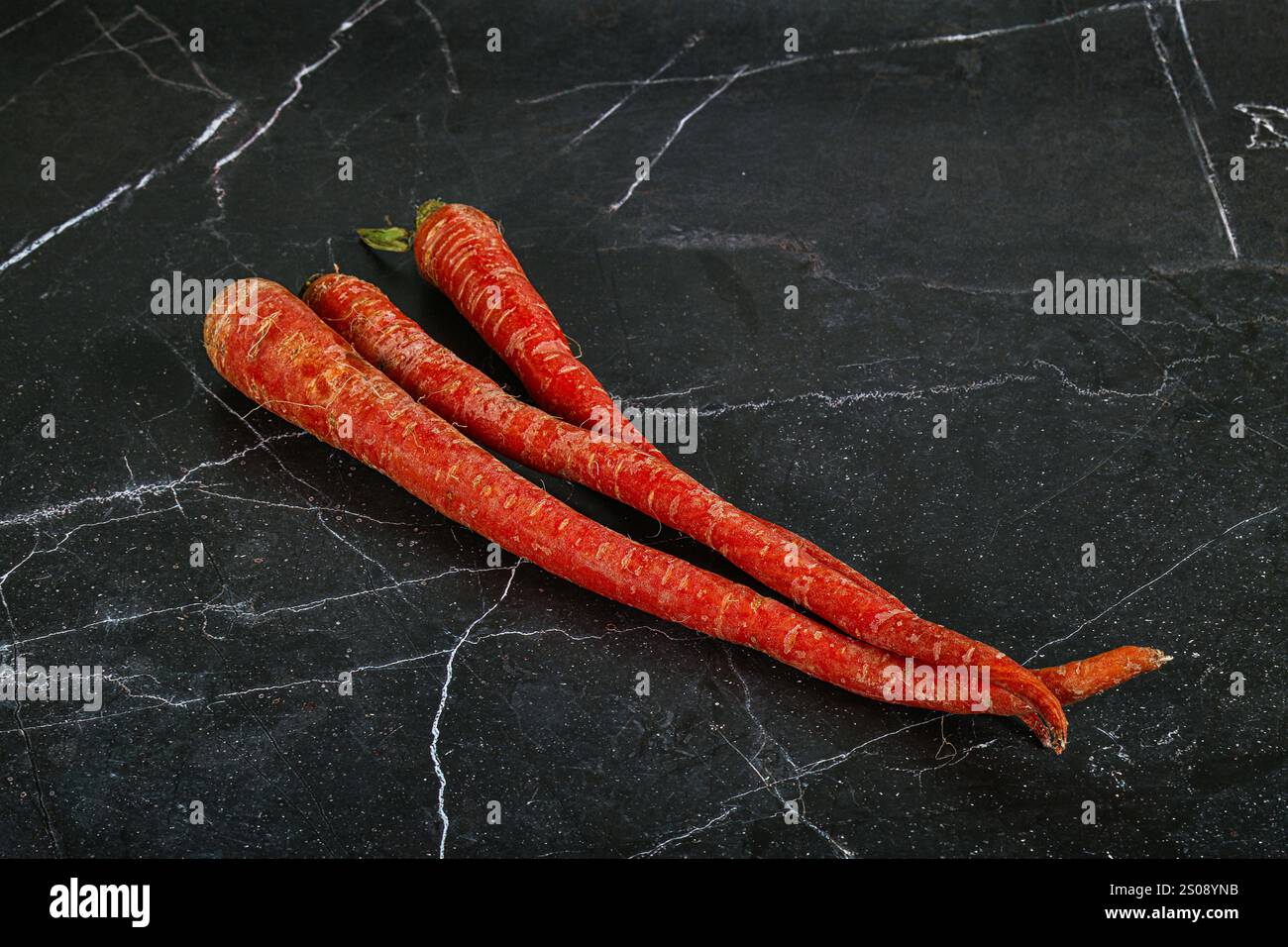 Raw ripe Indian red carrot root Stock Photo - Alamy