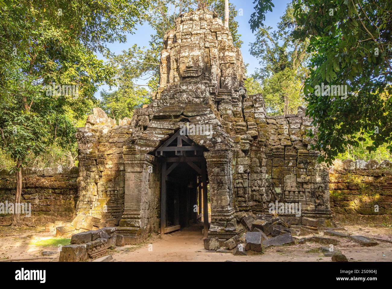 Ancient hindu Ta Som khmer ruined temple entance gopura gate with stone ...