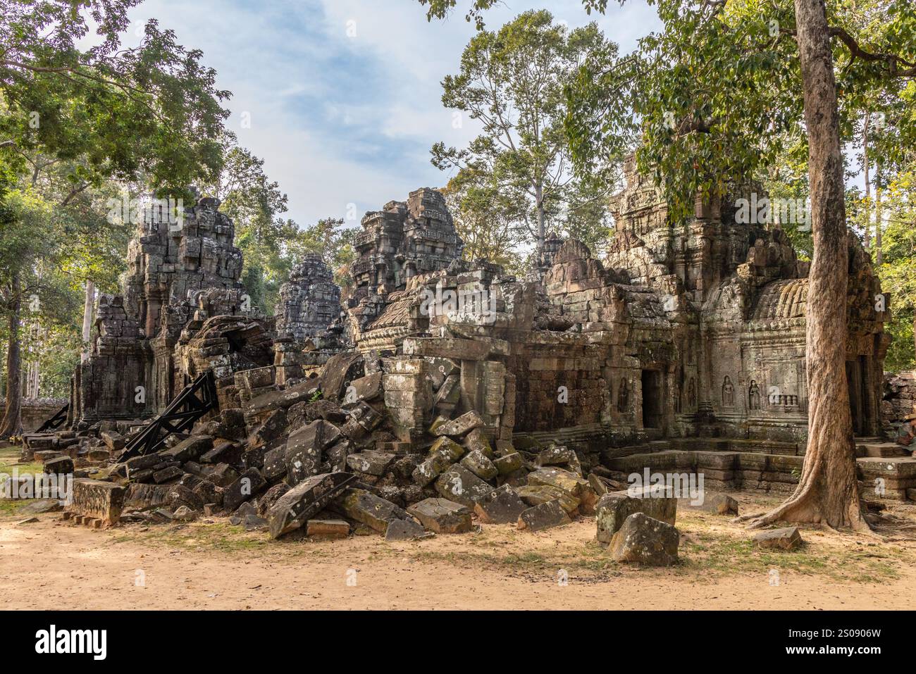 Ancient hindu Ta Som khmer ruined temple entrance hidden in jungles ...