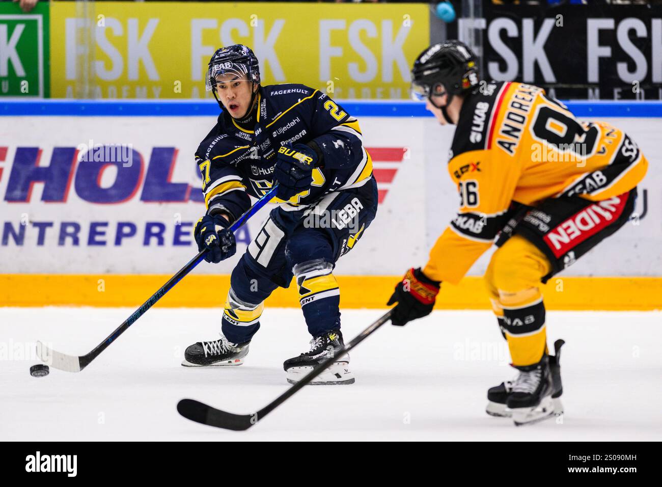 241226 HV71s Jonathan Ang och Luleås Pontus Andreasson under ishockeymatchen i SHL mellan HV71 ...