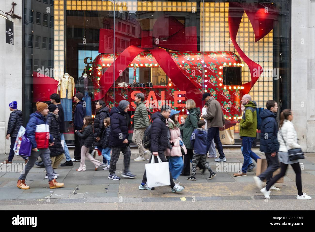 London, UK. 26th Dec, 2024. Boxing Day shoppers on Regent Street ...
