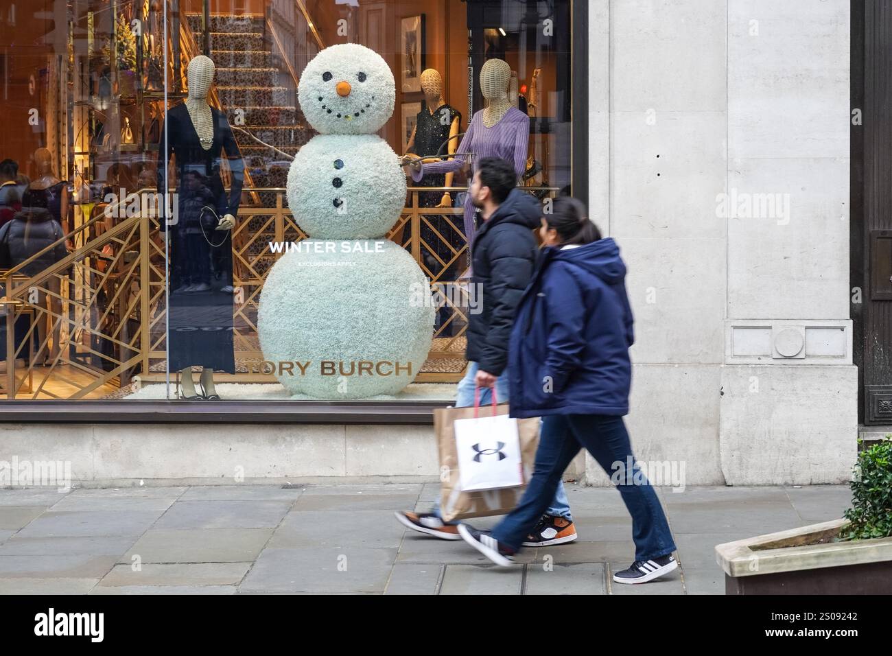 London, UK. 26th Dec, 2024. Boxing Day shoppers on Regent Street ...