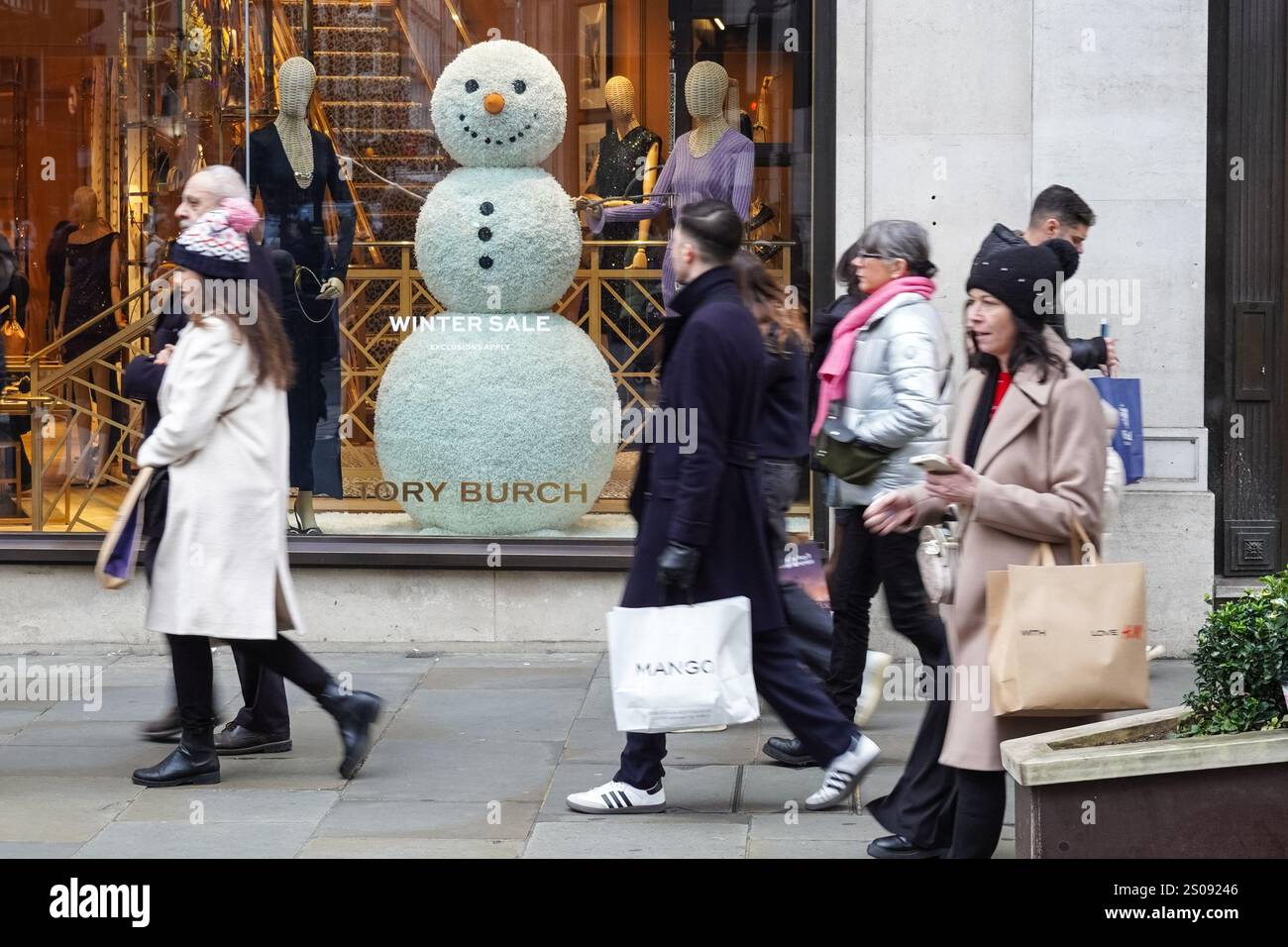 London, UK. 26th Dec, 2024. Boxing Day shoppers on Regent Street ...