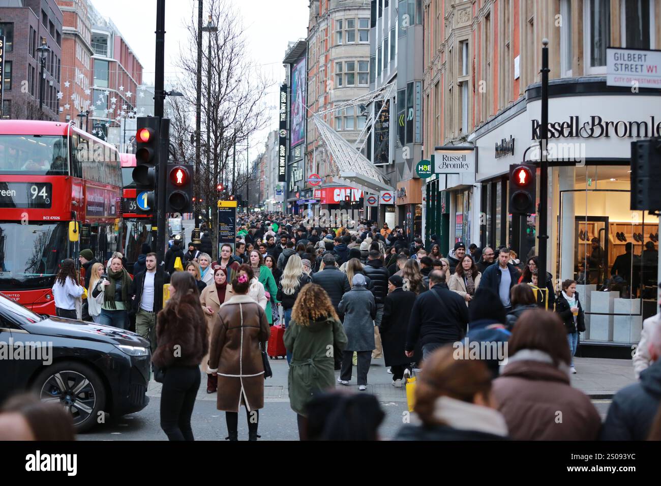 London, UK. 26 December 2024. Crowds of shoppers during the Boxing Day ...