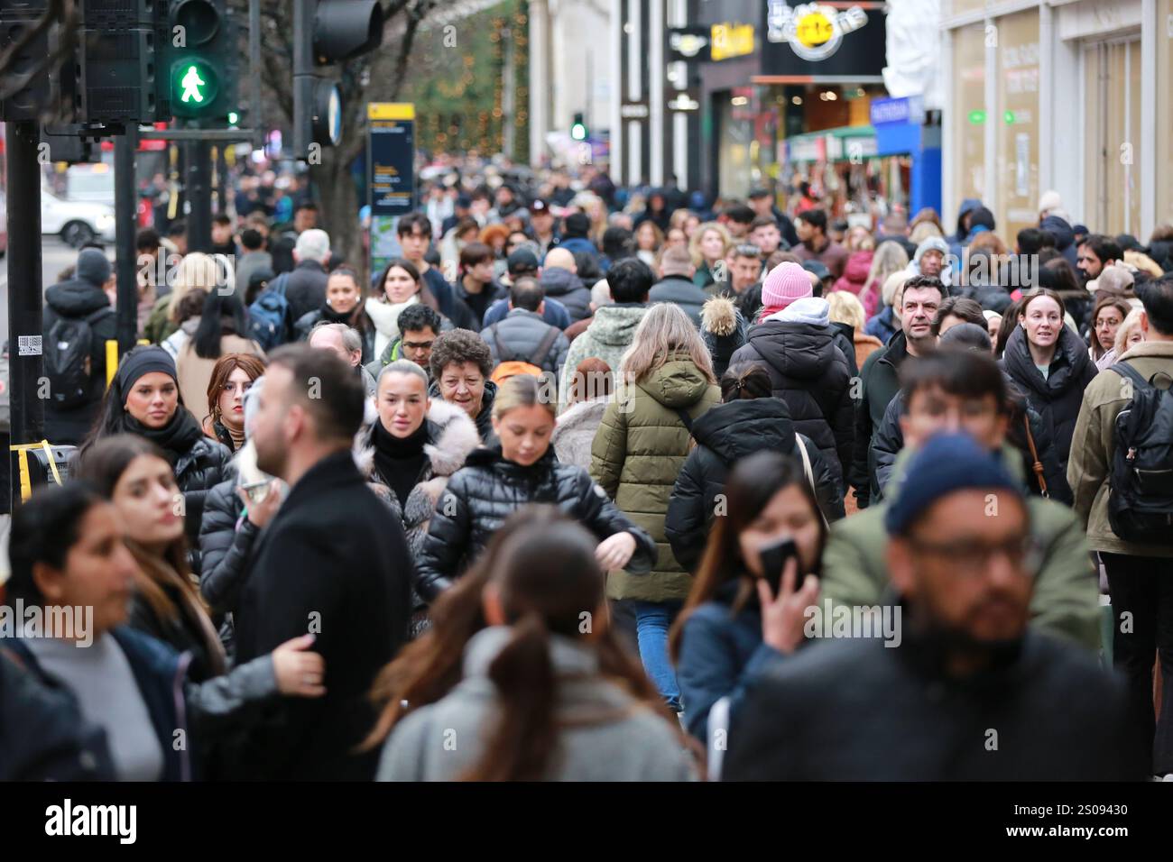 London, UK. 26 December 2024. Crowds of shoppers during the Boxing Day ...