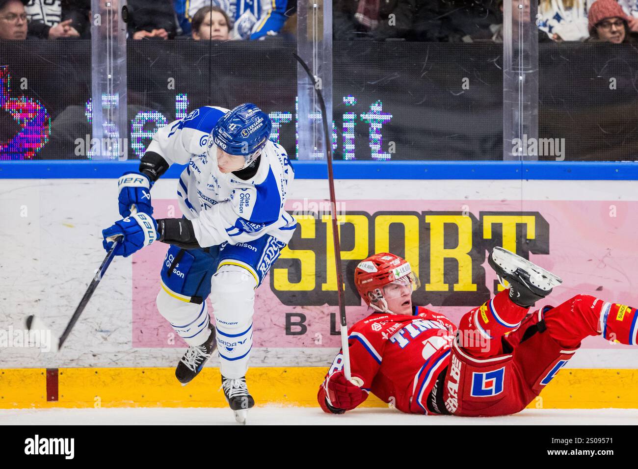 241226 Leksands Martin Karlsson och Timrås Oliver Kapanen under ishockeymatchen i SHL mellan ...