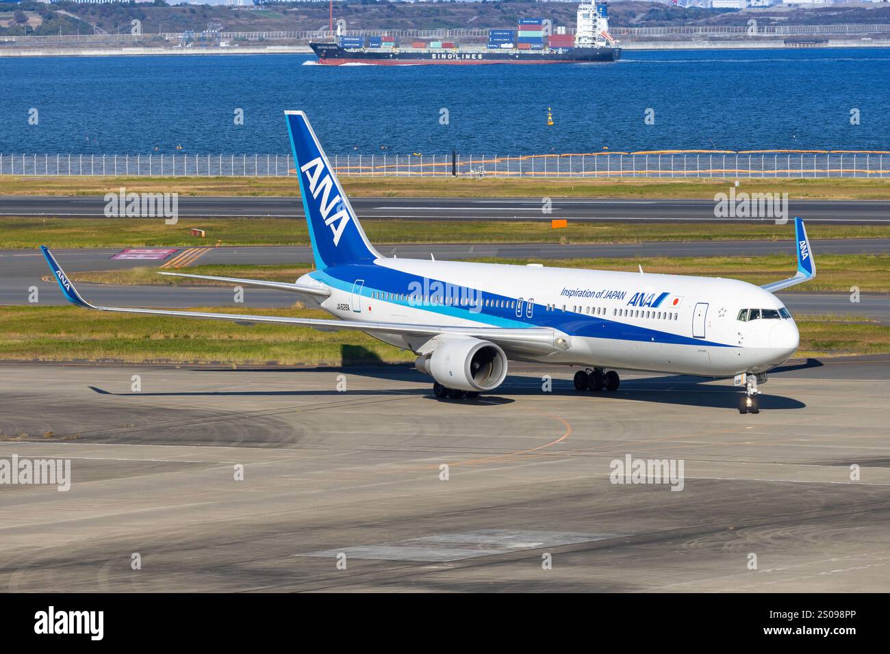 Japan - Tokio, 21 November 2024: ANA B767 in Japan Stock Photo - Alamy