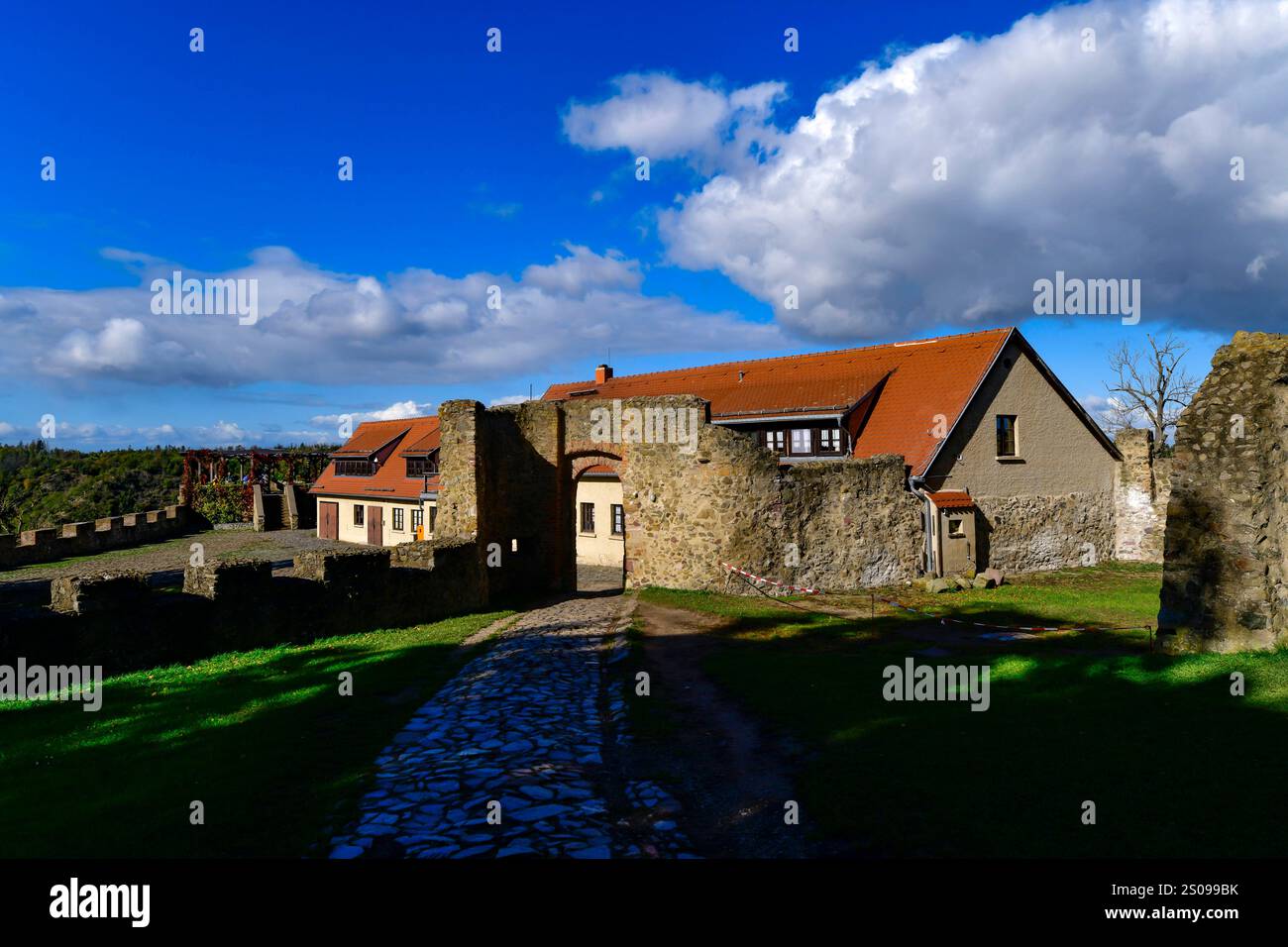 Burg Falkenstein Blick am 11. Oktober 2024 in die Burg Falkenstein bei ...