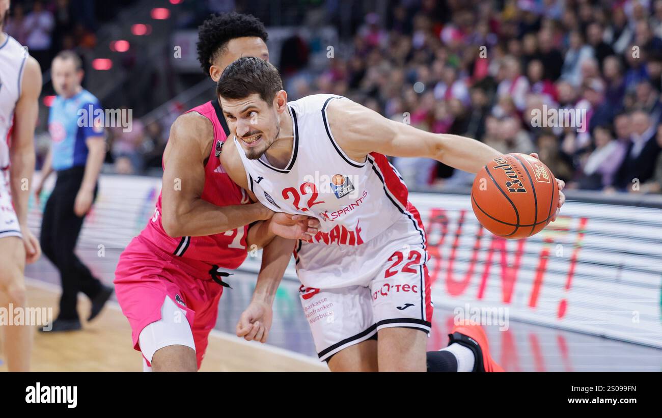Im Bild: v.li. Darius McGhee (Telekom Baskets Bonn, 0) gegen Lukas Wank ...