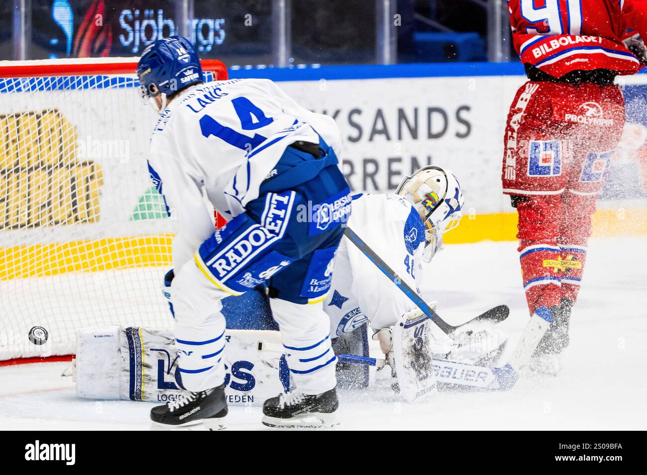 Leksand, Sverige. 26th Dec, 2024. 241226 Timrås Magnus Pääjärvi gör 2-3 bakom Leksands målvakt ...