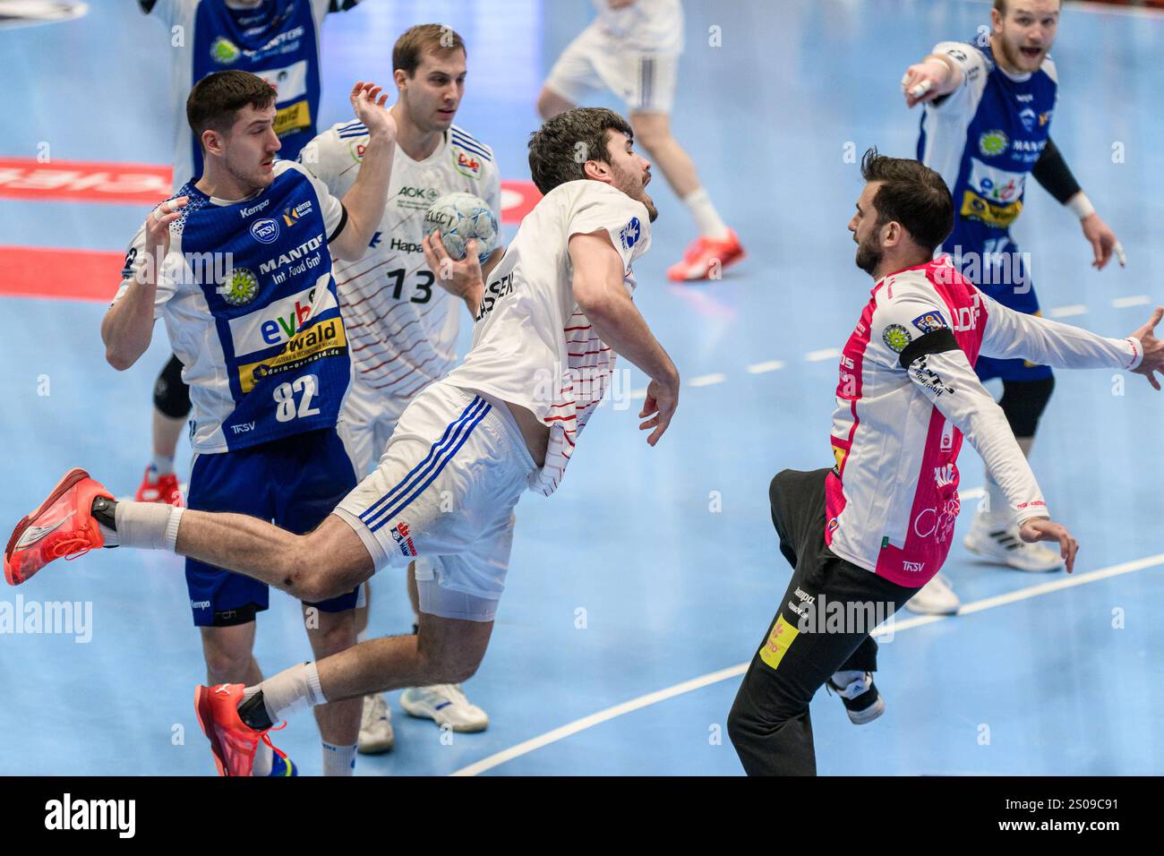 Jacob Lassen (Rueckraum Rechts, HSV Hamburg, #9), Matija Spikic (ThSV ...