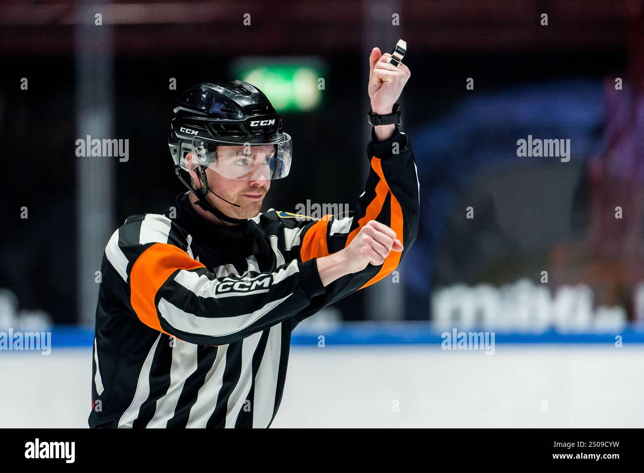 241226 Domare Filip Eriksson under ishockeymatchen i SHL mellan Malmö ...