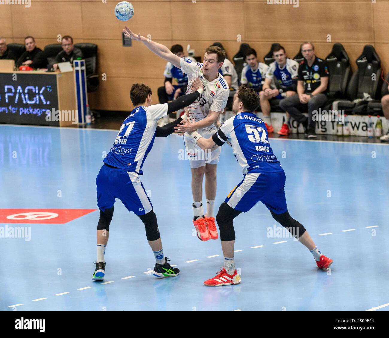 Moritz Sauter (Rueckraum Mitte, HSV Hamburg, #33), Justin Kurch (ThSV ...