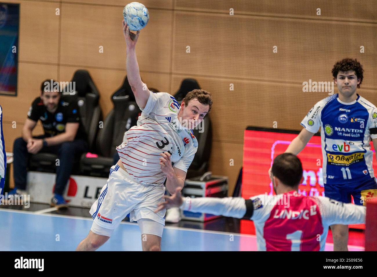 Eisenach, Deutschland. 26th Dec, 2024. Moritz Sauter (Rueckraum Mitte, HSV Hamburg, #33), Matija ...