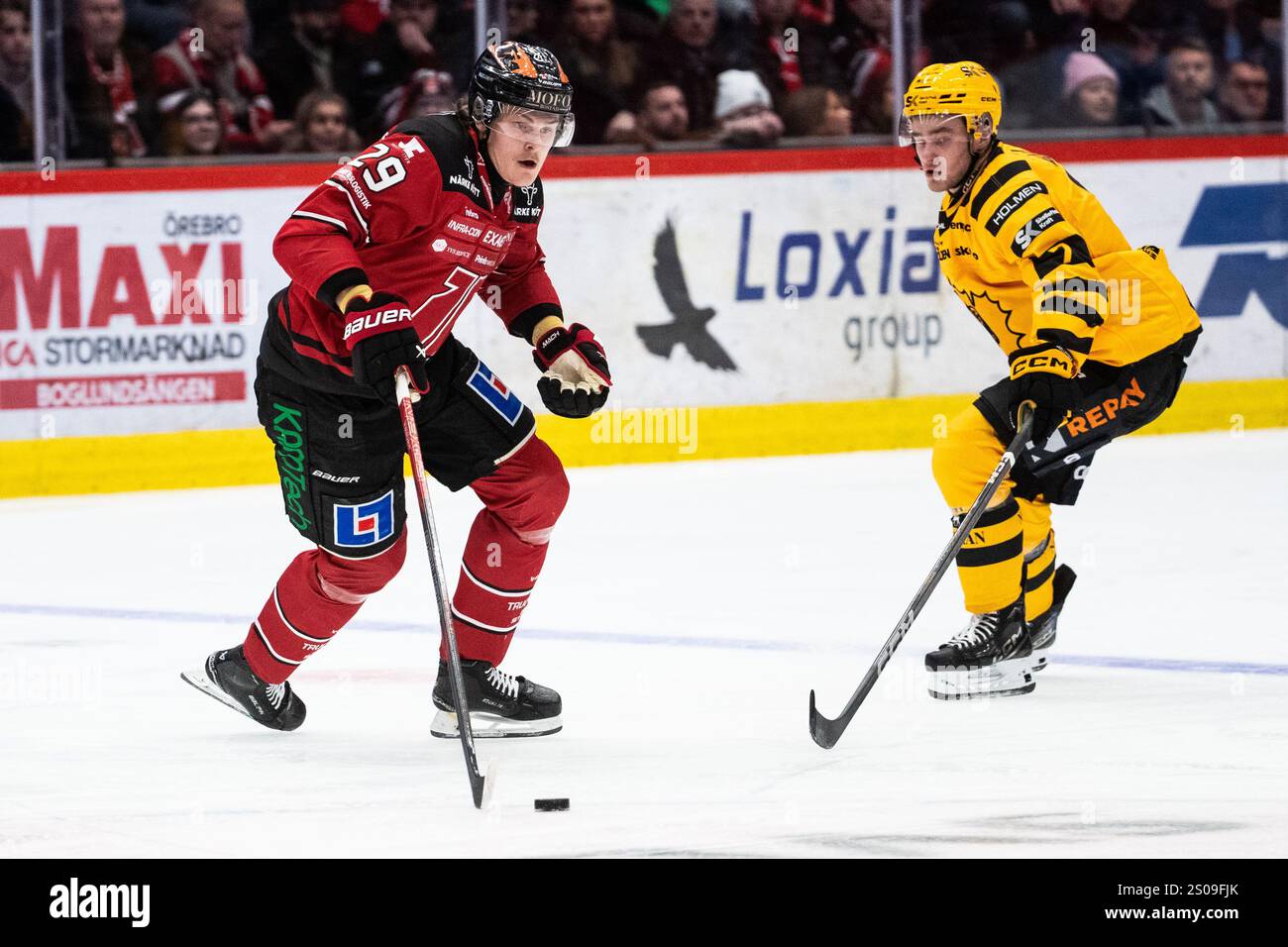 241226 Örebros Milton Oscarson och Skellefteås Frans Haara under ...