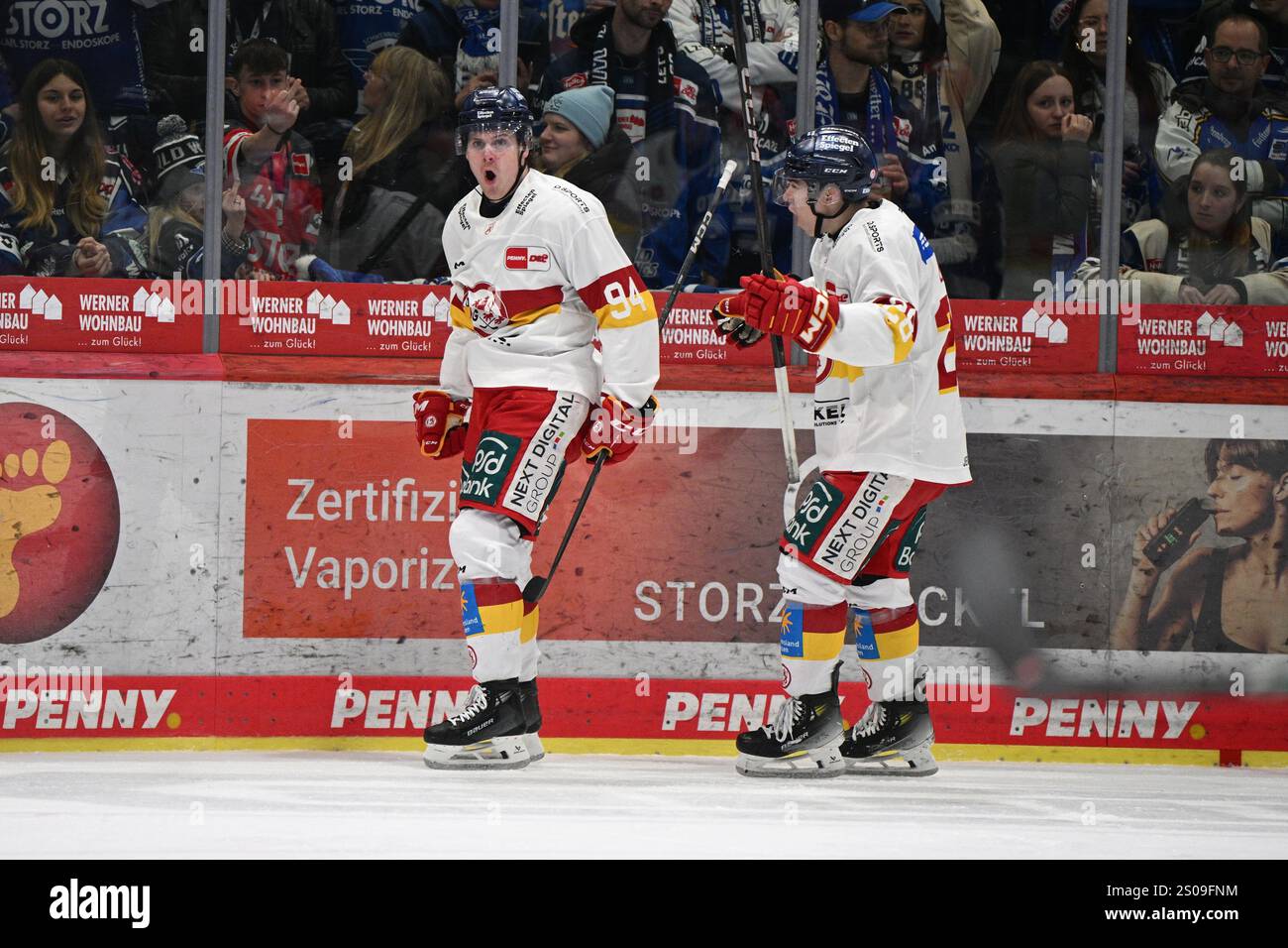 Jubel bei (v.l.n.r.) Tyler Angle (Duesseldorfer EG #94) Alexander Ehl ...