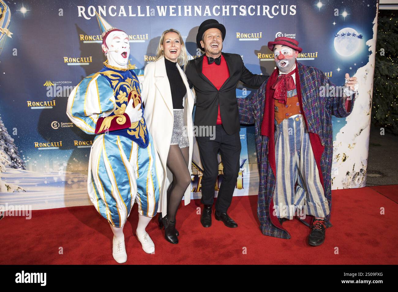 Franziska Hippe and Roman Knizka between the two clowns Gensi and Oriol ...