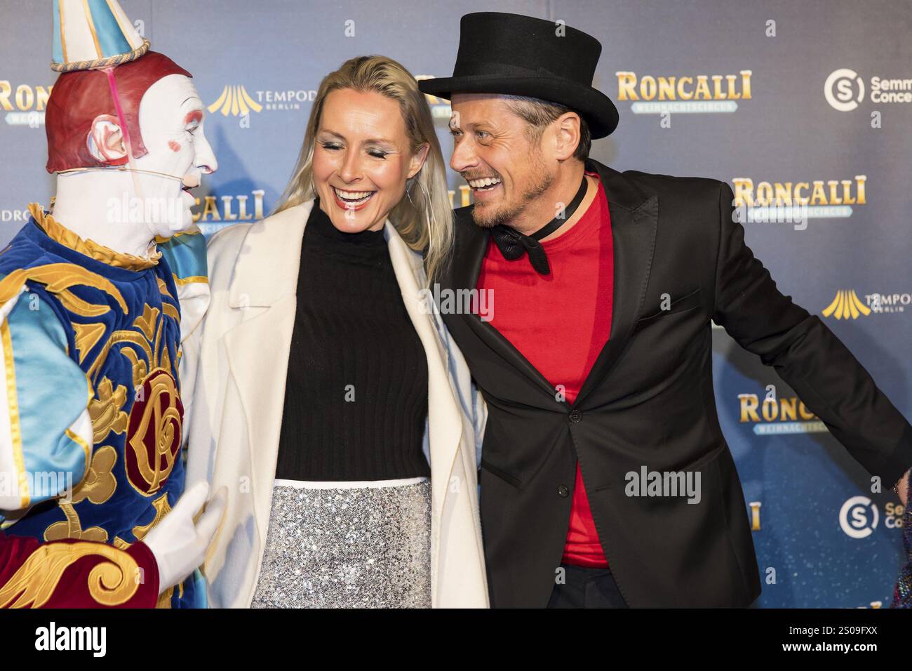 Clown Gensi, Franziska Hippe and Roman Knizka at the premiere of the ...