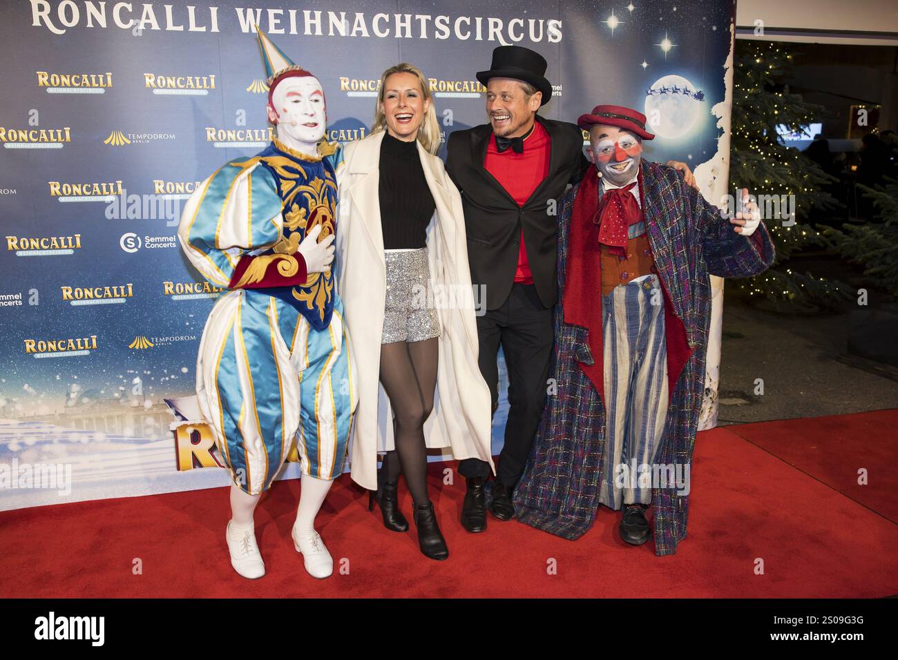 Franziska Hippe and Roman Knizka between the two clowns Gensi and Oriol ...