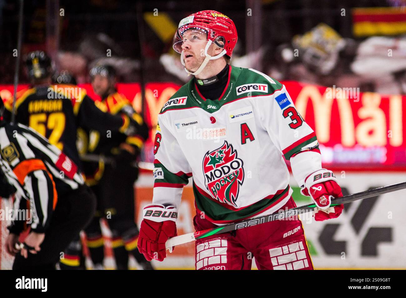 241226 Modos Sebastian Ohlsson deppar efter 2-0 under ishockeymatchen i SHL mellan Brynäs och ...