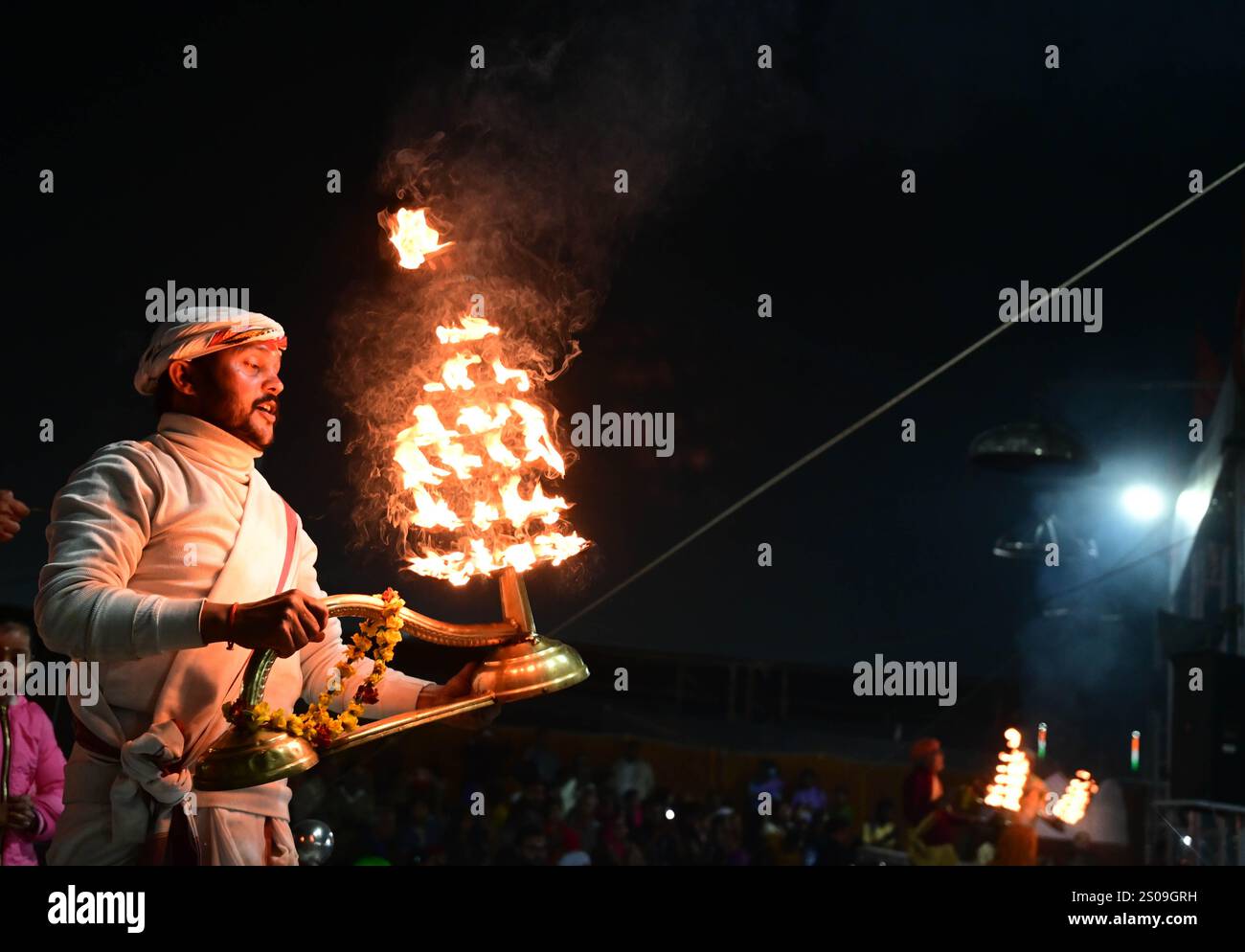 Prayagraj, Uttar Pradesh, India. 26th Dec, 2024. A Priest perfoming ...