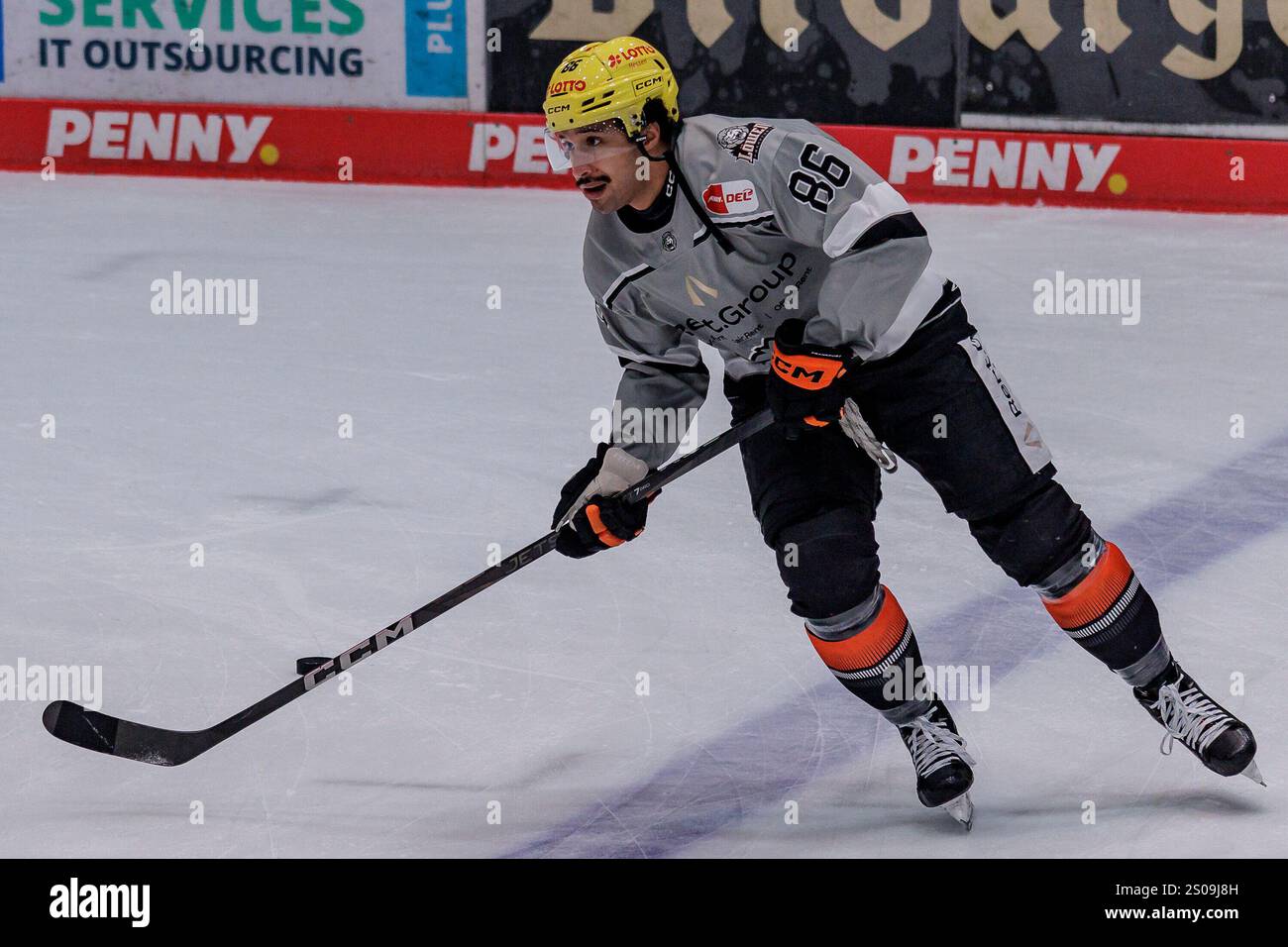 Frankfurt, Deutschland. 26th Dec, 2024. Cameron Brace (L?wen Frankfurt ...