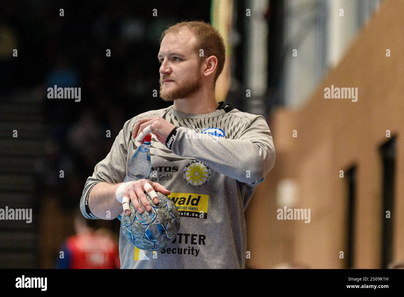 Peter Walz (ThSV Eisenach, #14) bei der Erwärmung. GER, Thueringen, ThSV Eisenach gegen HSV ...