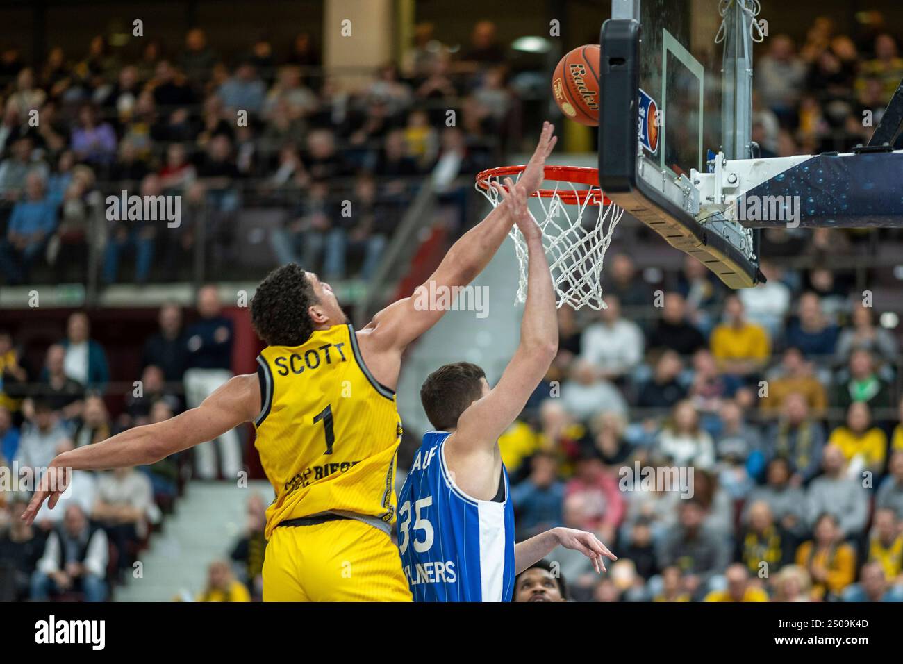 Ludwigsburg, Deutschland. 26th Dec, 2024. Joel Scott (MHP Riesen ...