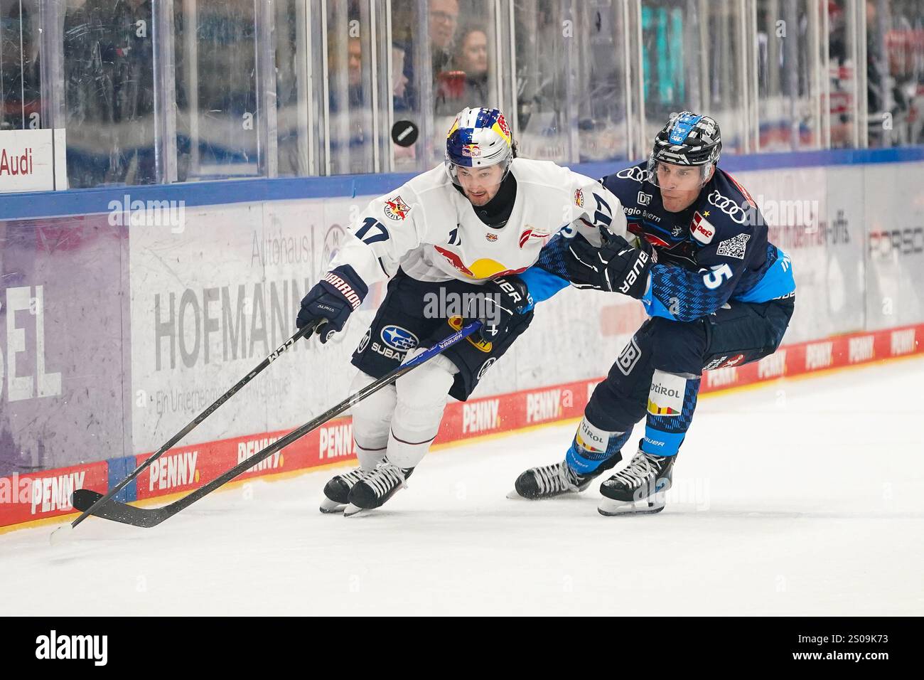 Taro Hirose (EHC Red Bull Muenchen, #17) und Alex Breton (ERC ...