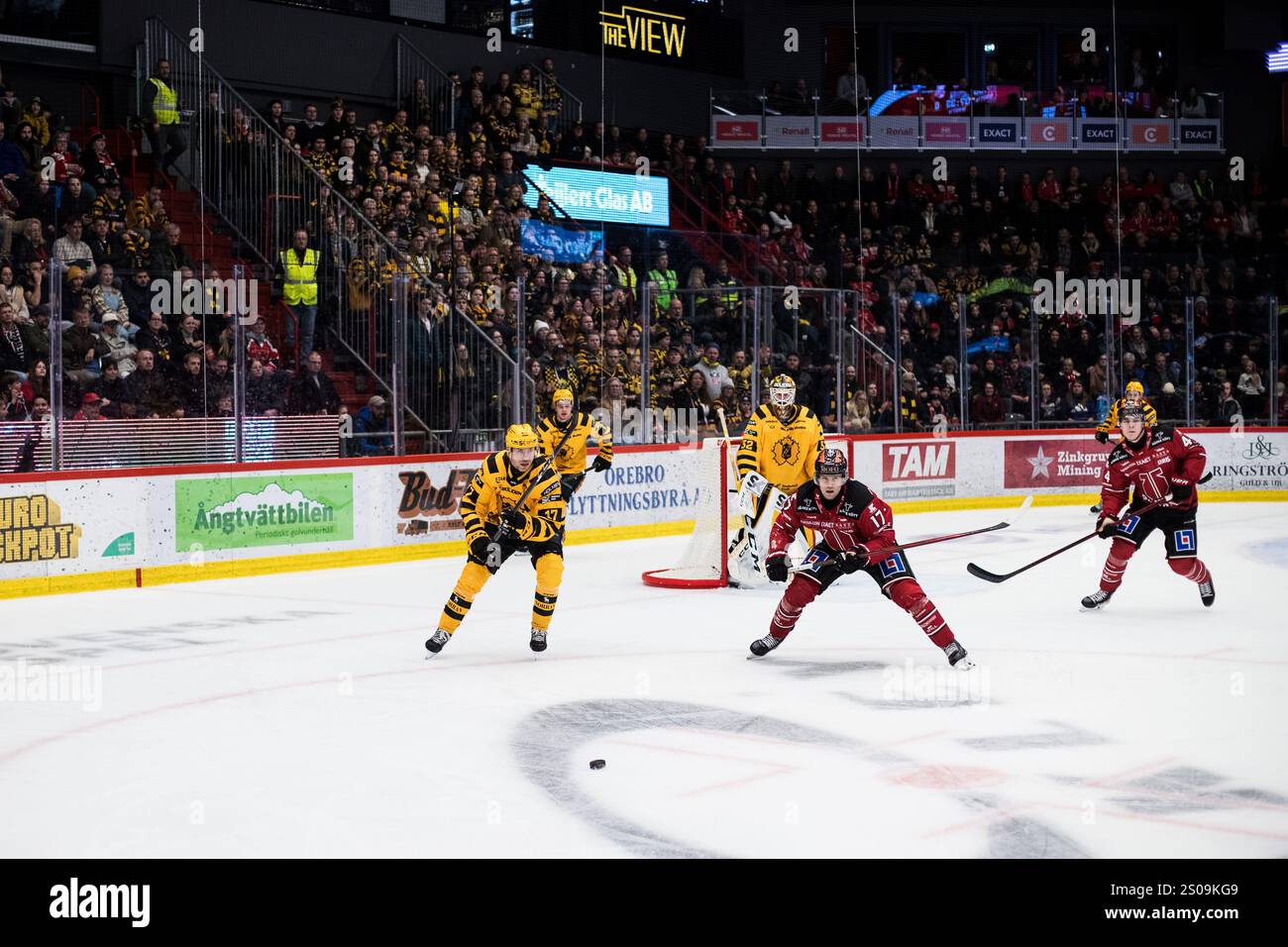 241226 Skellefteås Pär Lindholm och Örebros William Wikman under ...